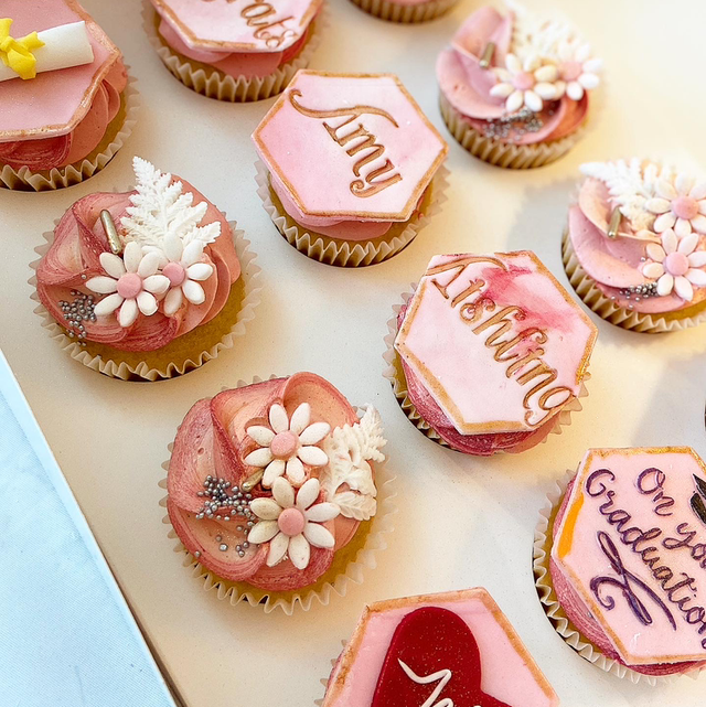Amy’ Graduation cupcakes